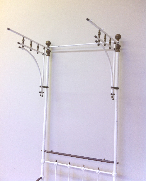 A2350 ANTIQUE IRON COT FOR DISPLAY